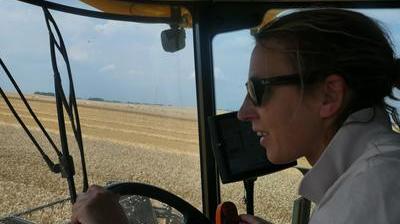 La moisson avec Valentine, agricultrice en Argonne - Journal L'Ardennais