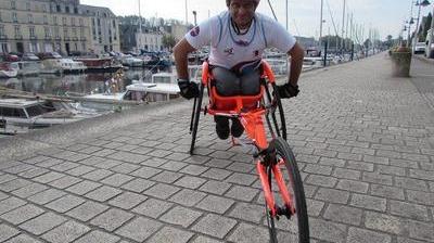 David Avram va parcourir 1000 km en fauteuil roulant pour la bonne ...